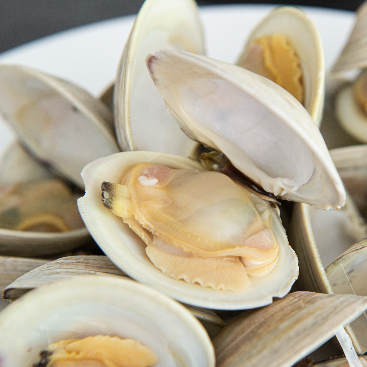 Do I need to soak clams before cooking?