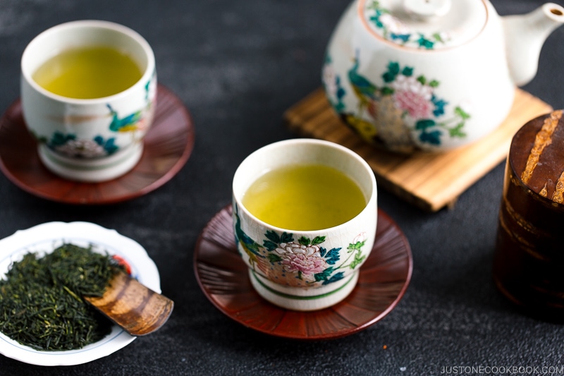 Do Japanese drink tea with meals?