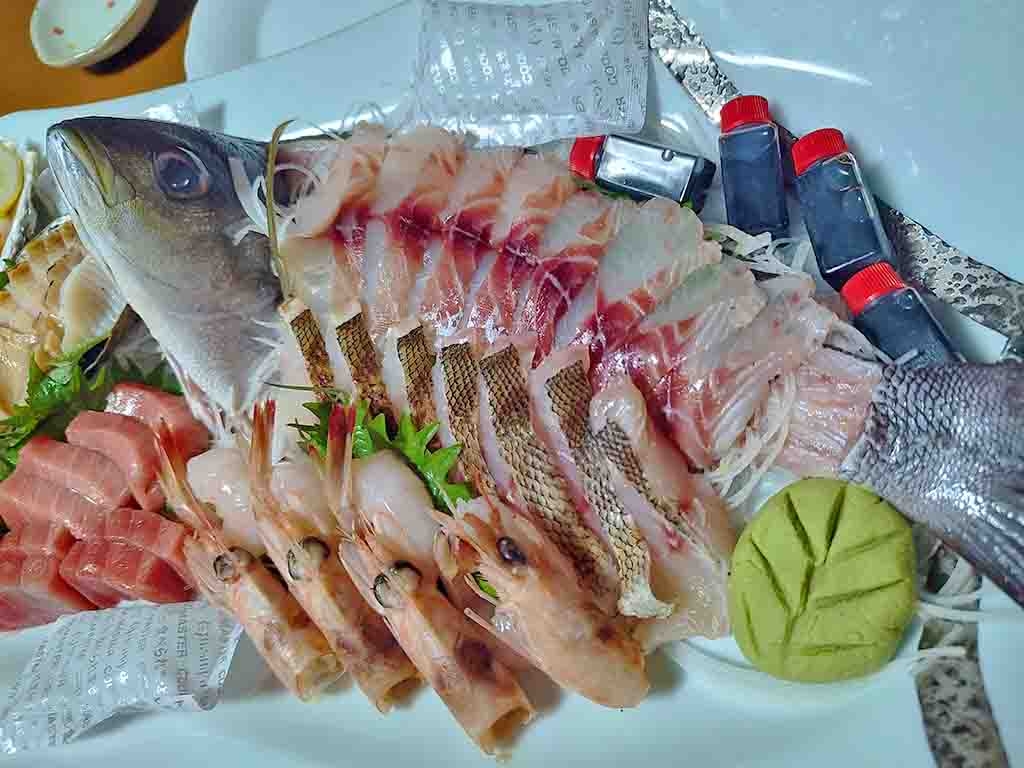 Do Japanese eat fish head?