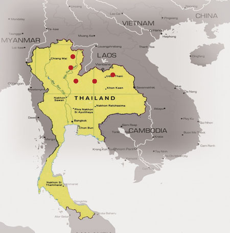 Do many Hmong live in refugee camps in Thailand?