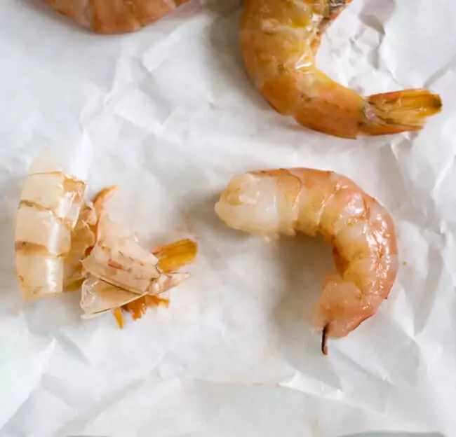 Do prawns have poop in them?