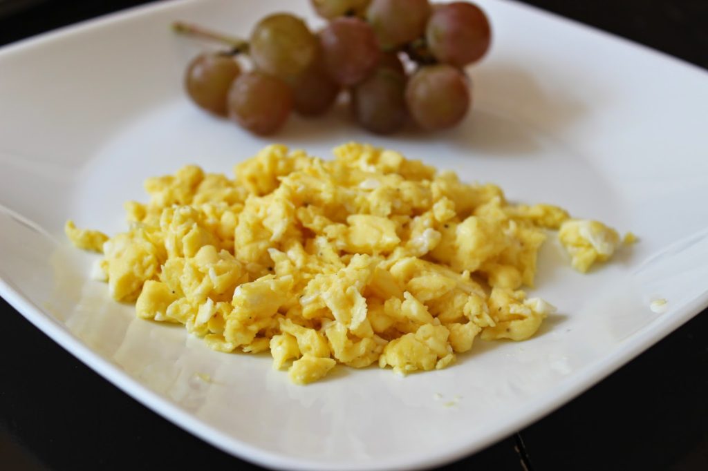Do scrambled eggs have a lot of calories?
