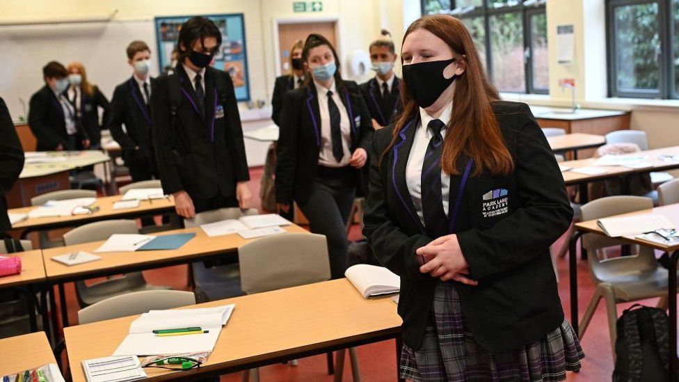 Do secondary schools in England require pupils to wear face masks?