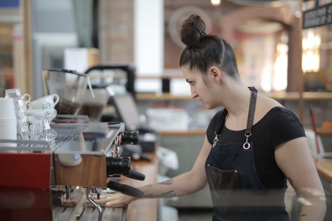 Do waitresses have to tie their hair back?