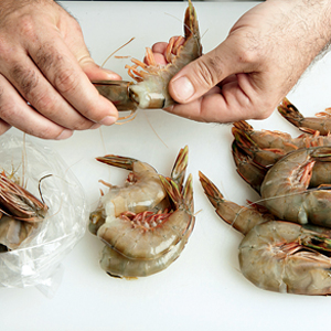Do you have to rinse cooked prawns before cooking?