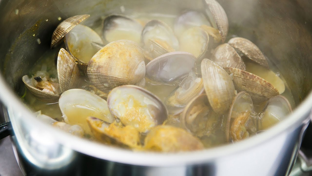Do you have to wash clams before cooking?