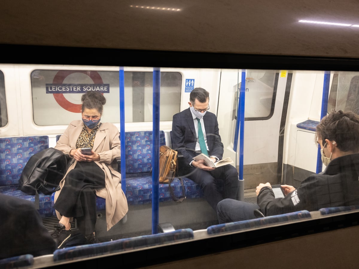 Do you have to wear a mask in a London train station?