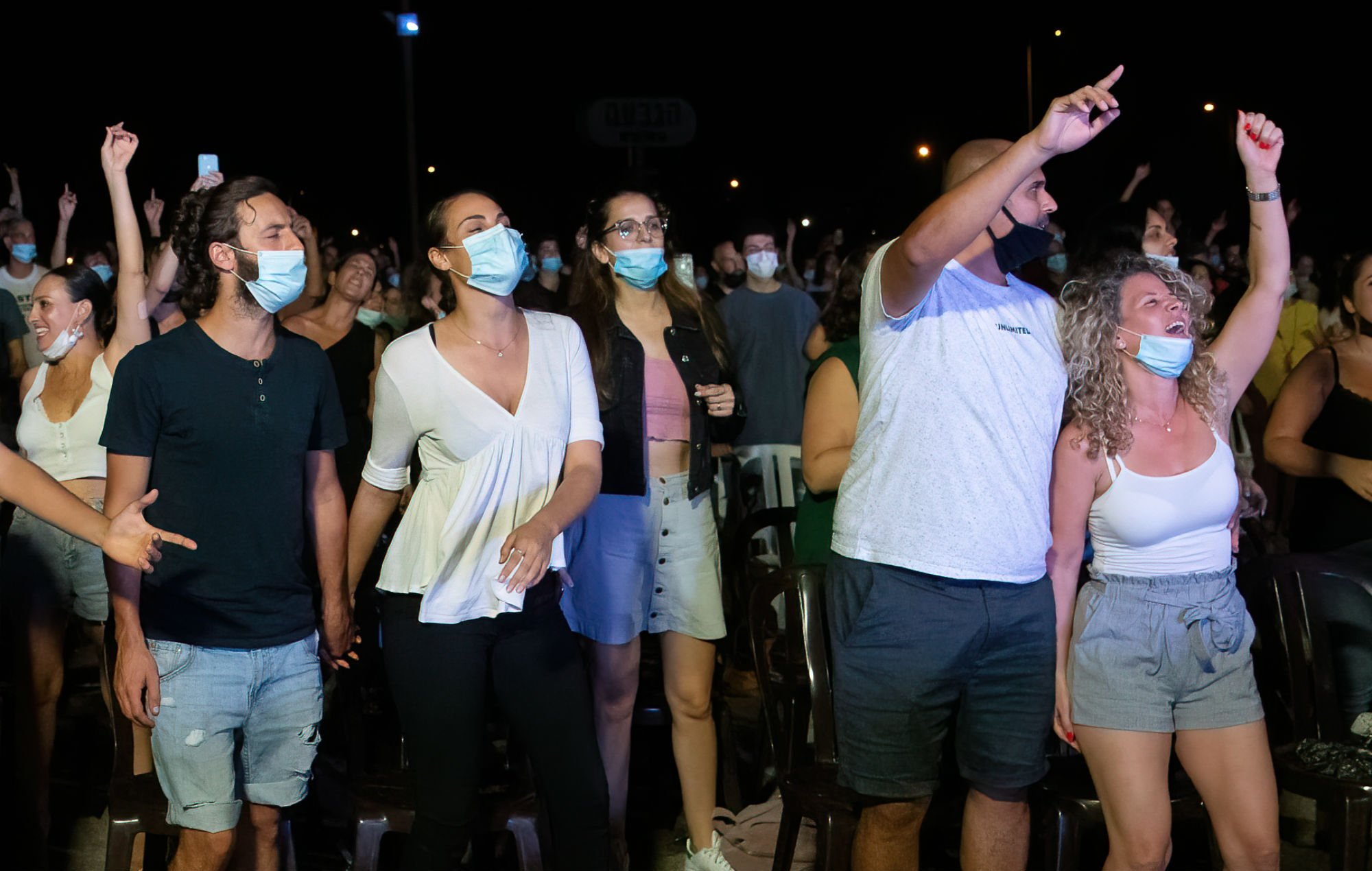 Do you have to wear mask in nightclub?