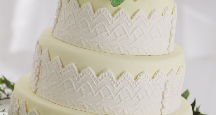 Do you need to refrigerate wedding cake?