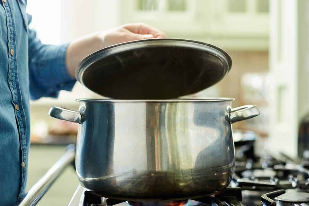 Do you put a lid on a pot when cooking?