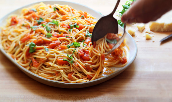 Do you put basil leaves in spaghetti?