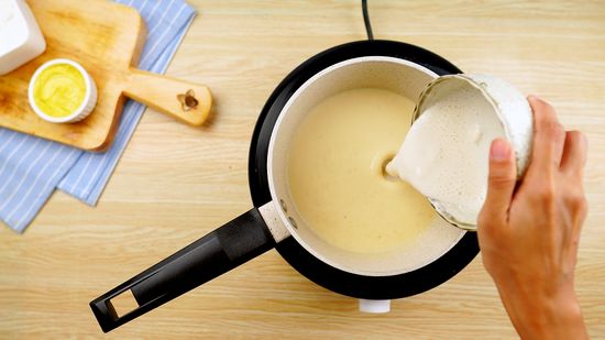 Do you use hot or cold water with flour to thicken?