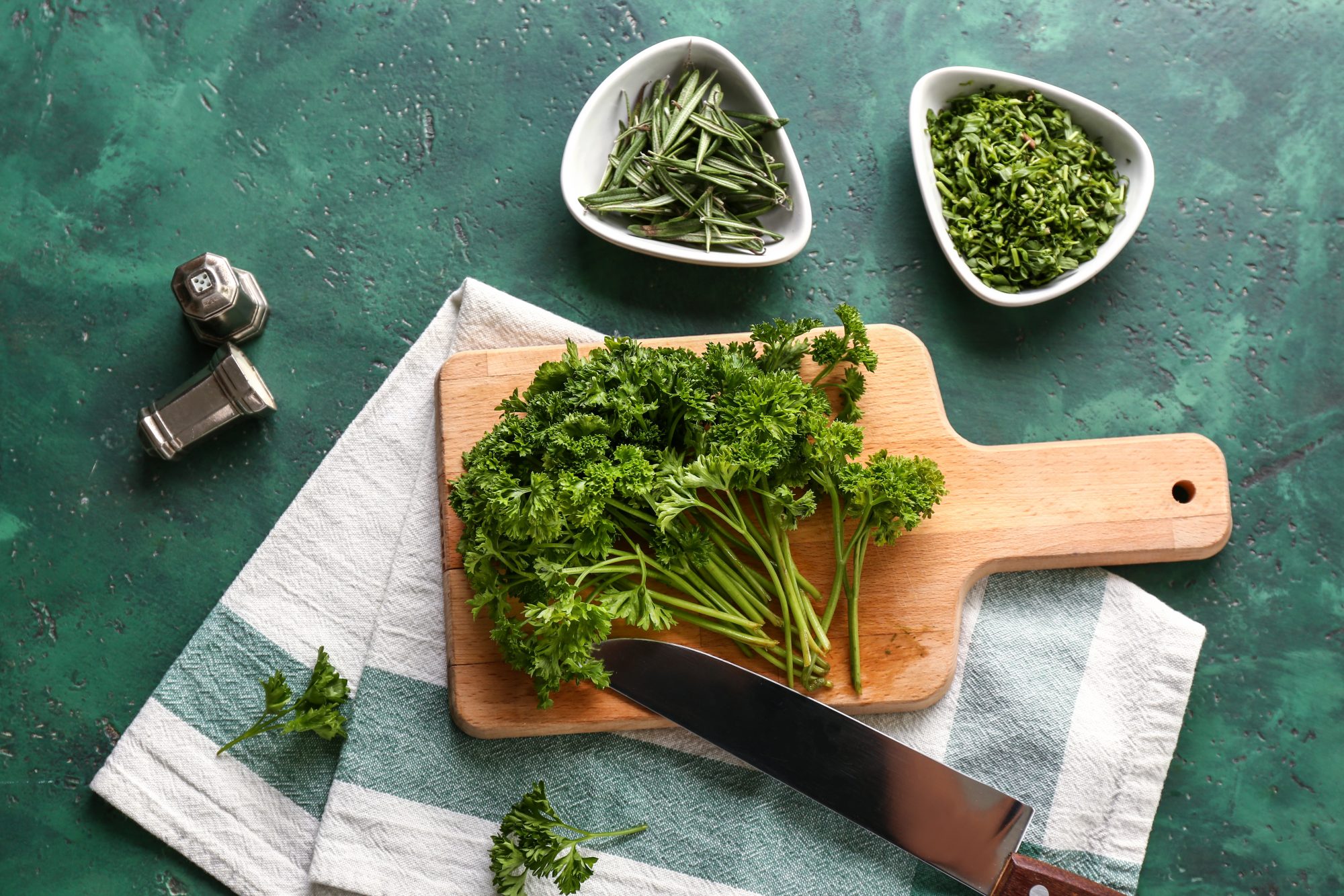 Do you wash parsley before cutting?