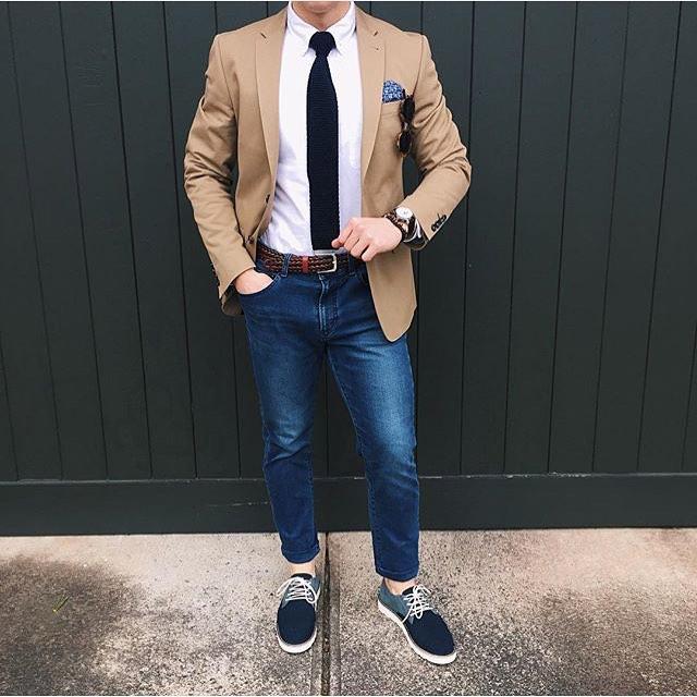 Do you wear a tie with smart casual?