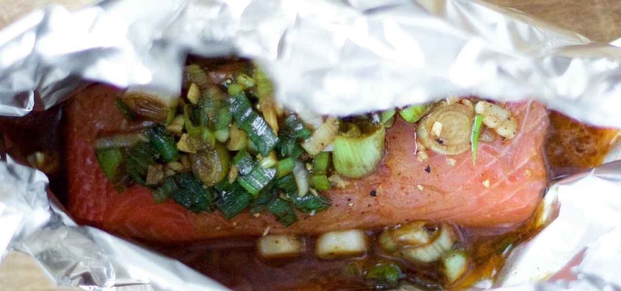 Does aluminum foil keep fish moist when cooking?