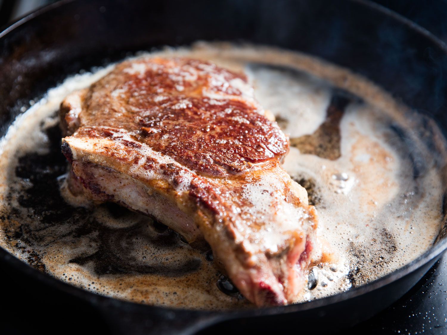 Does bone add flavor to steak?