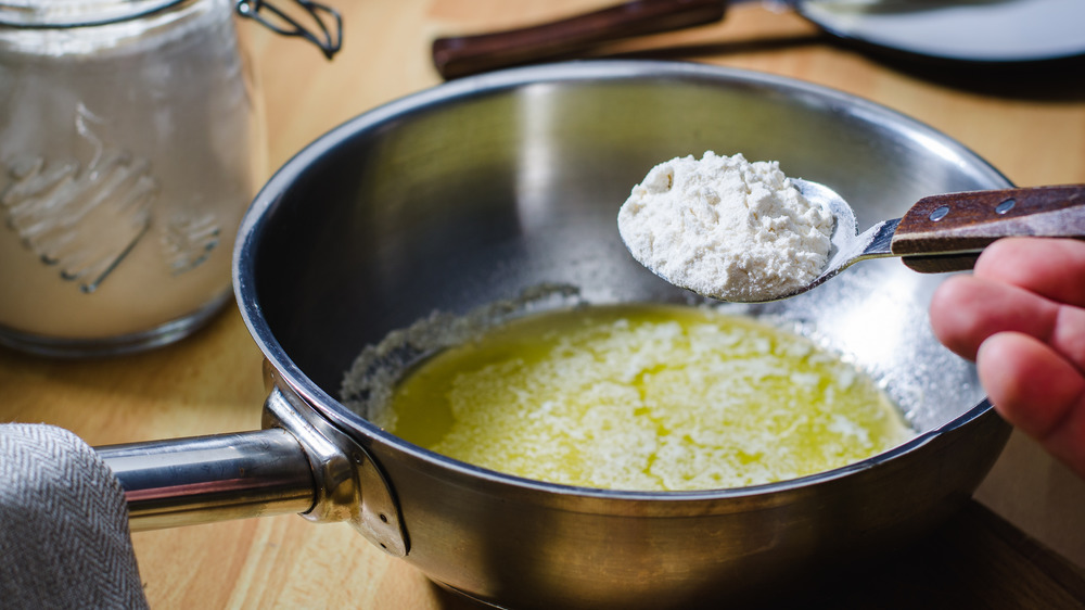 Does cornstarch thicken faster than flour?