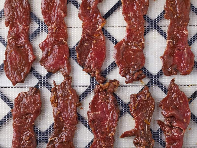 Does dehydrating raw meat cook it?