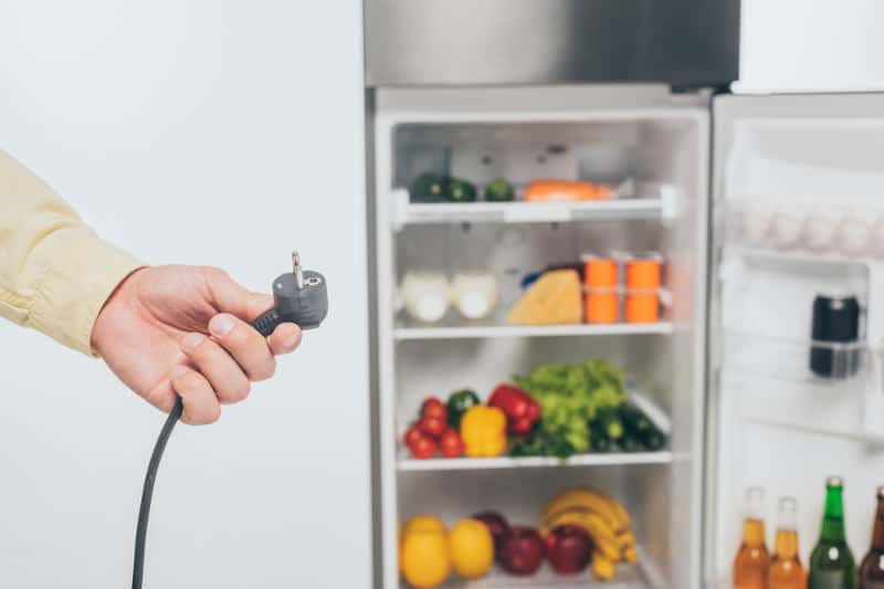 Does food cool faster in the fridge?