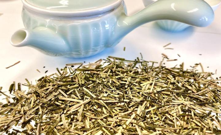 Does green tea have grass in it?