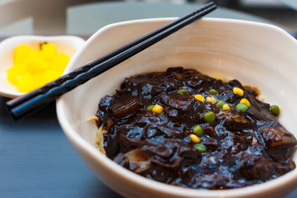 Does jajangmyeon taste sour?