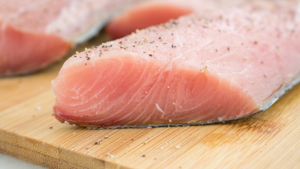 Does mahi mahi taste like salmon?