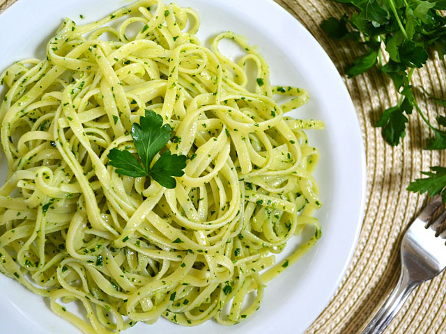 Does parsley add flavor to pasta?