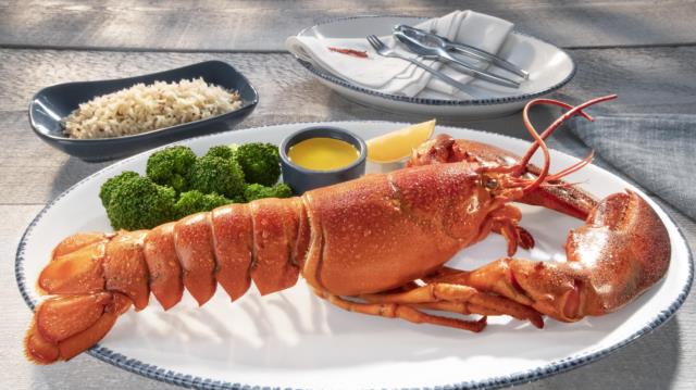 Does Red Lobster cook live lobsters?
