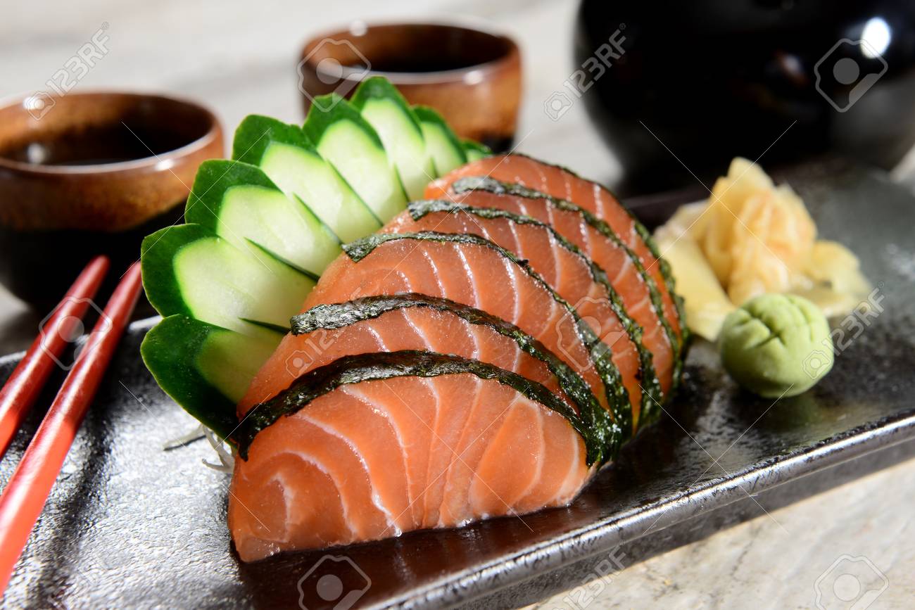Does sashimi have seaweed?