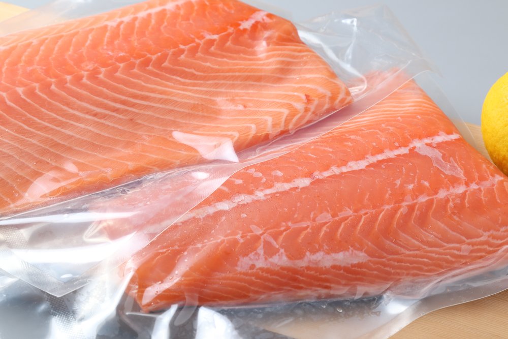 Does smoked salmon need to be kept in the fridge?