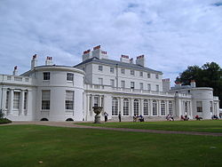 Does the queen own Frogmore House?