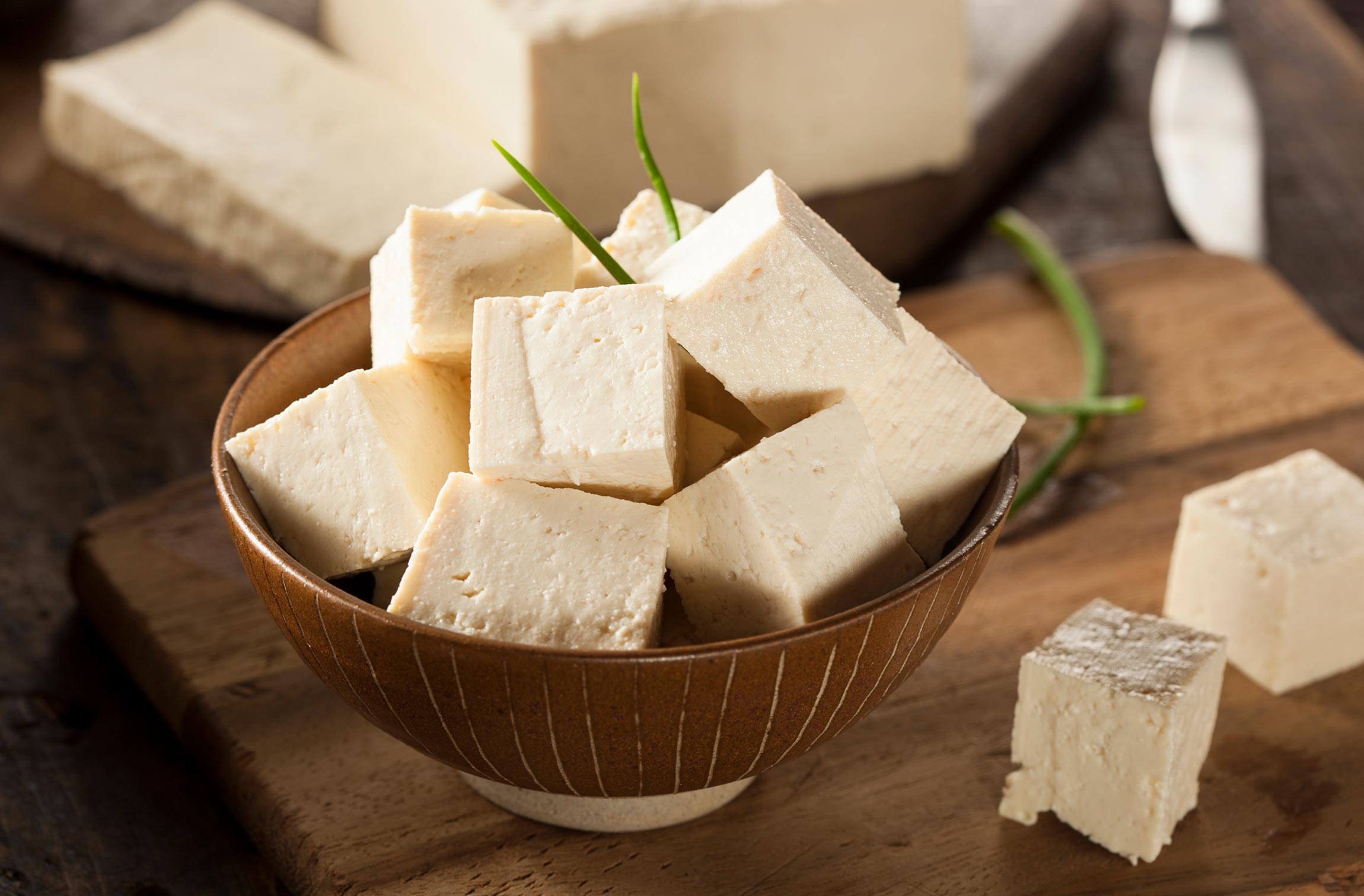 Does tofu have trypsin inhibitors or phytates?