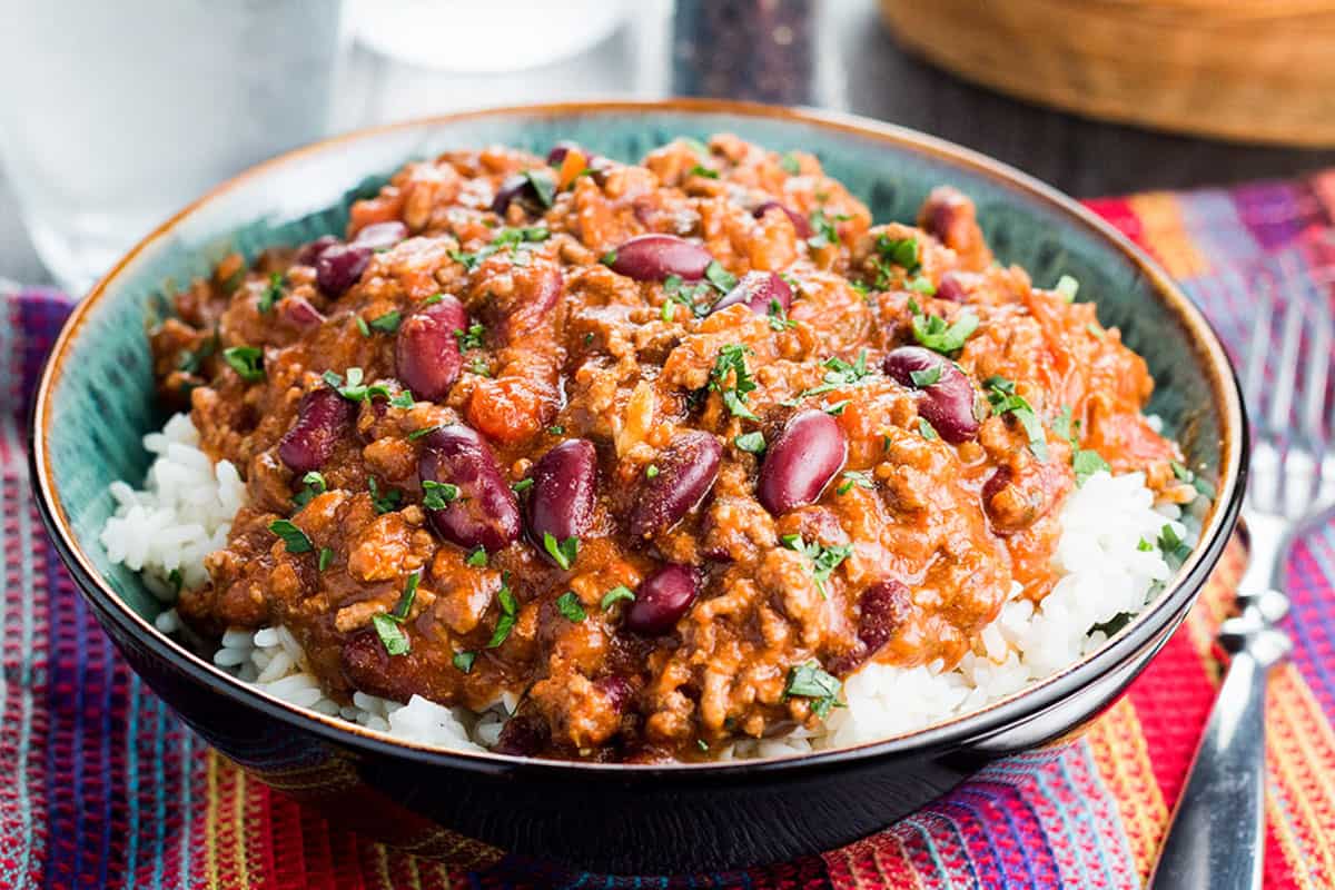 Does traditional chili con carne have beans?