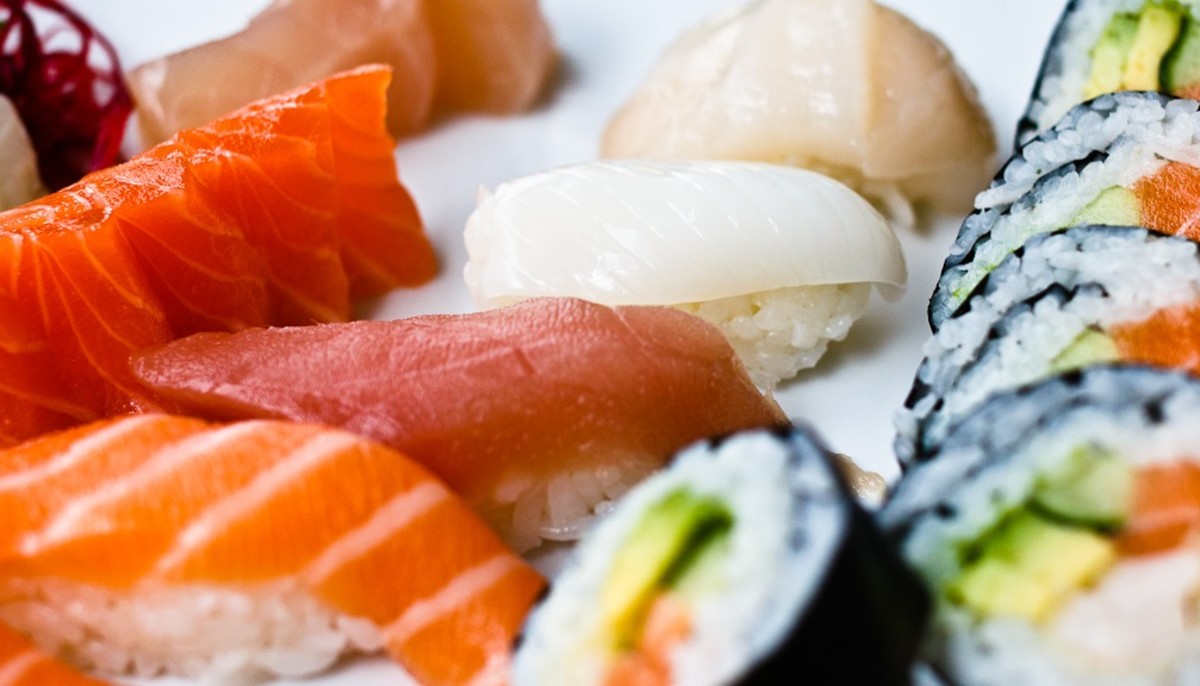 Does vinegar make raw fish safe?