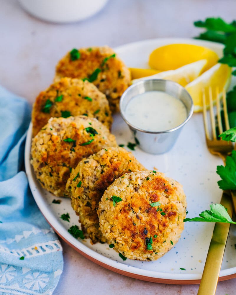 How are crab cakes served?