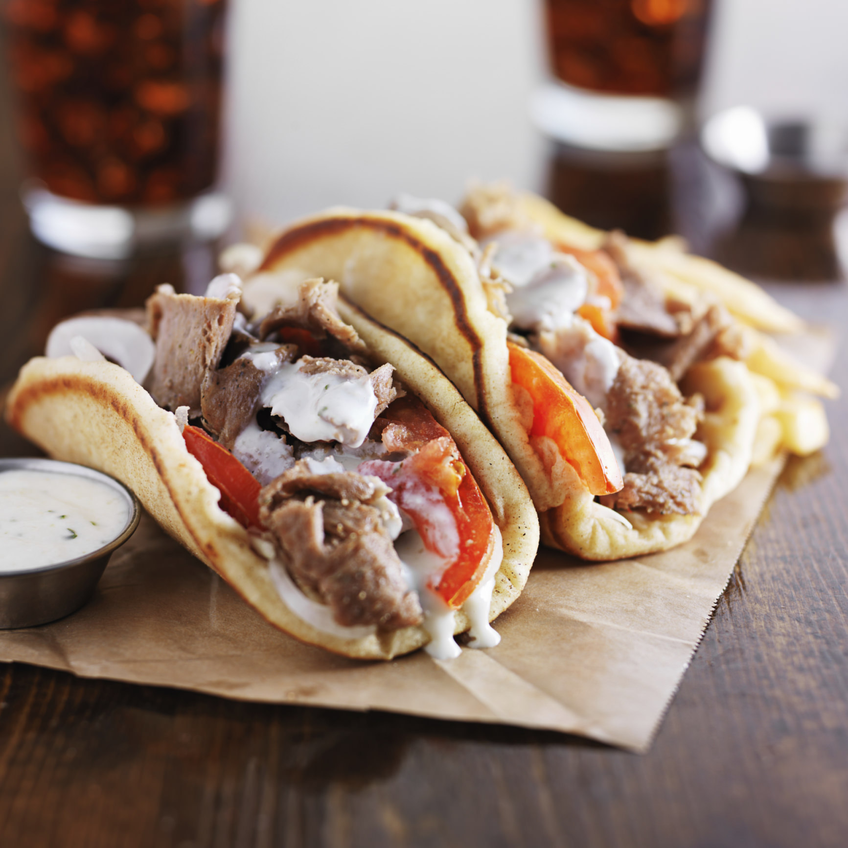 How are gyros served?