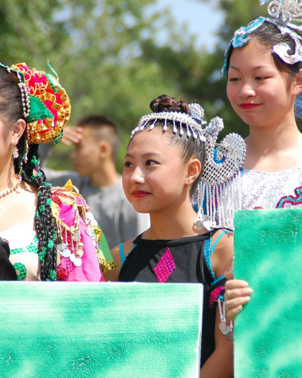 How are Hmong people socially organized?