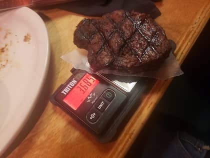 How big is a 6 oz piece of meat?