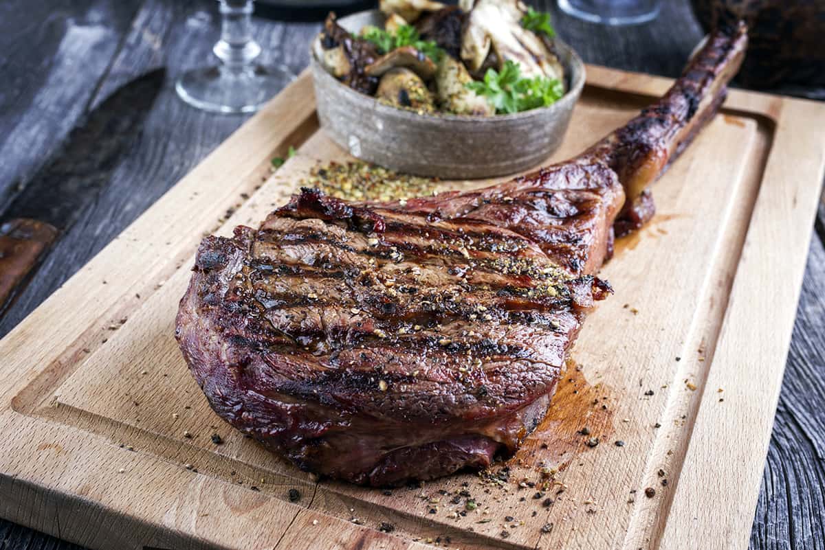 How big should a tomahawk steak be?