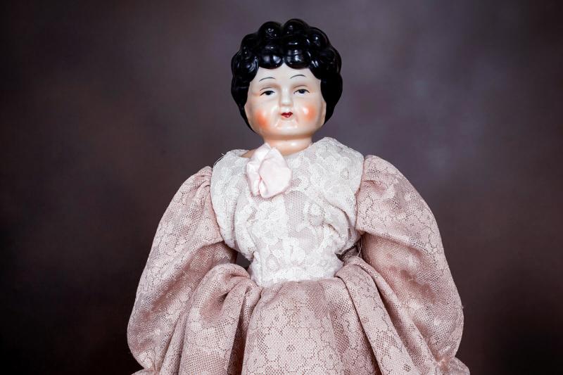 How can you tell an antique china doll?