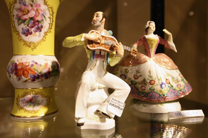 How can you tell if a figurine is ceramic or porcelain?