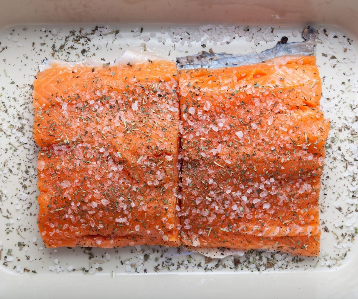 How can you tell if defrosted salmon is bad?