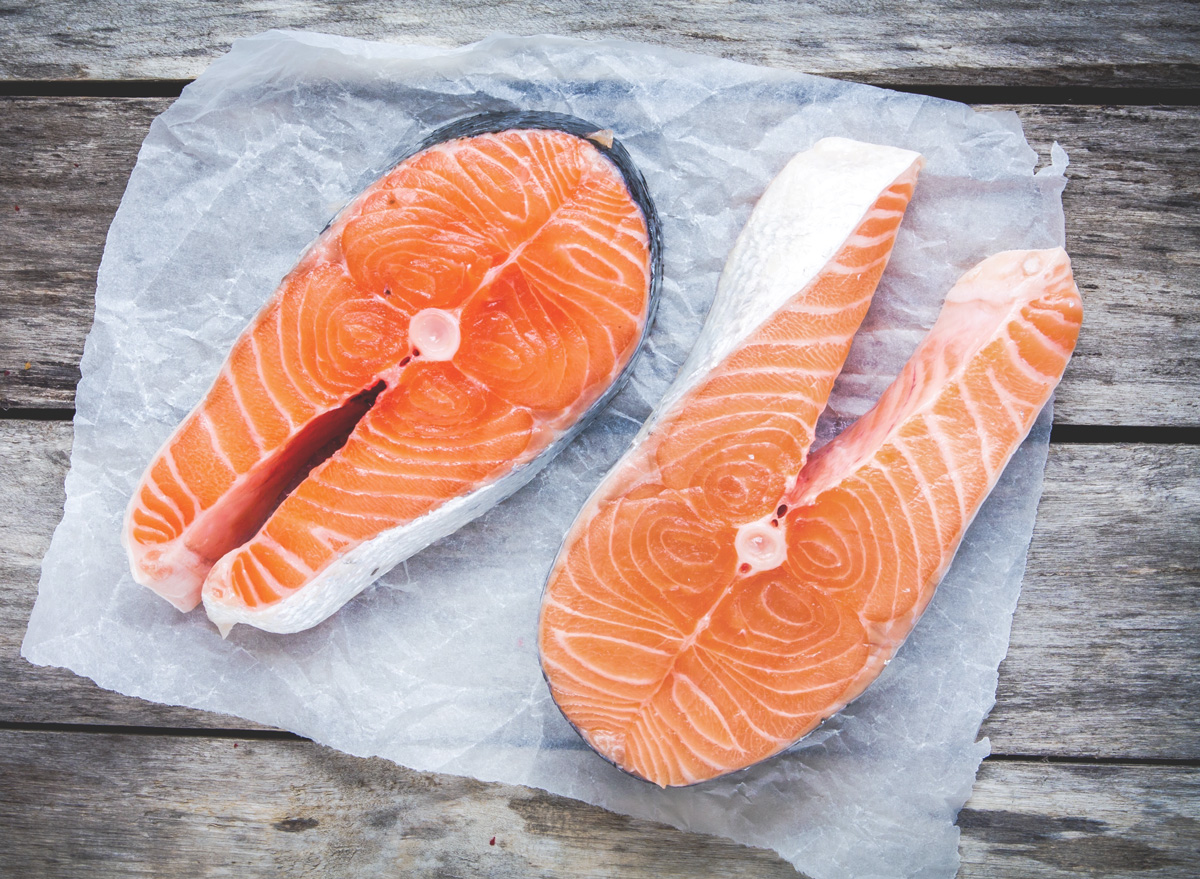 How can you tell if salmon is fresh from the supermarket?