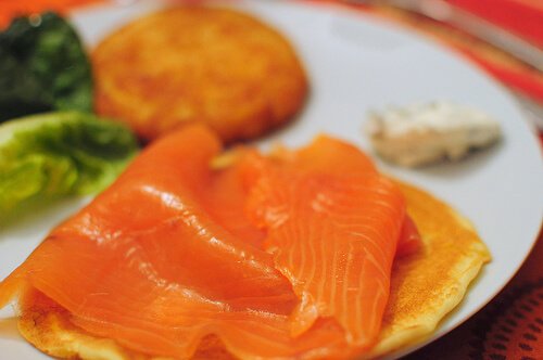 How can you tell if smoked salmon is bad?