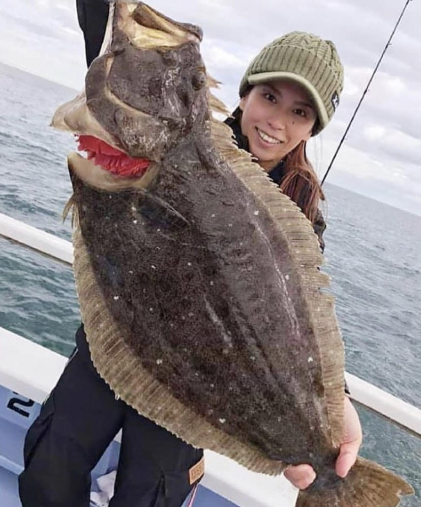 How do commercial fishermen catch flounder?