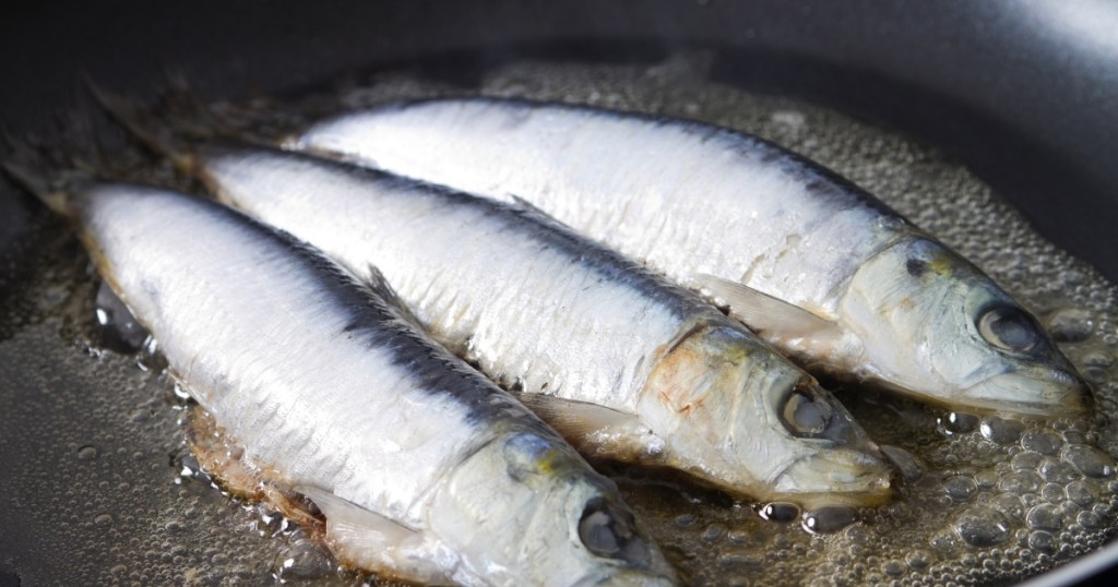 How do I fry fish without splashing oil?