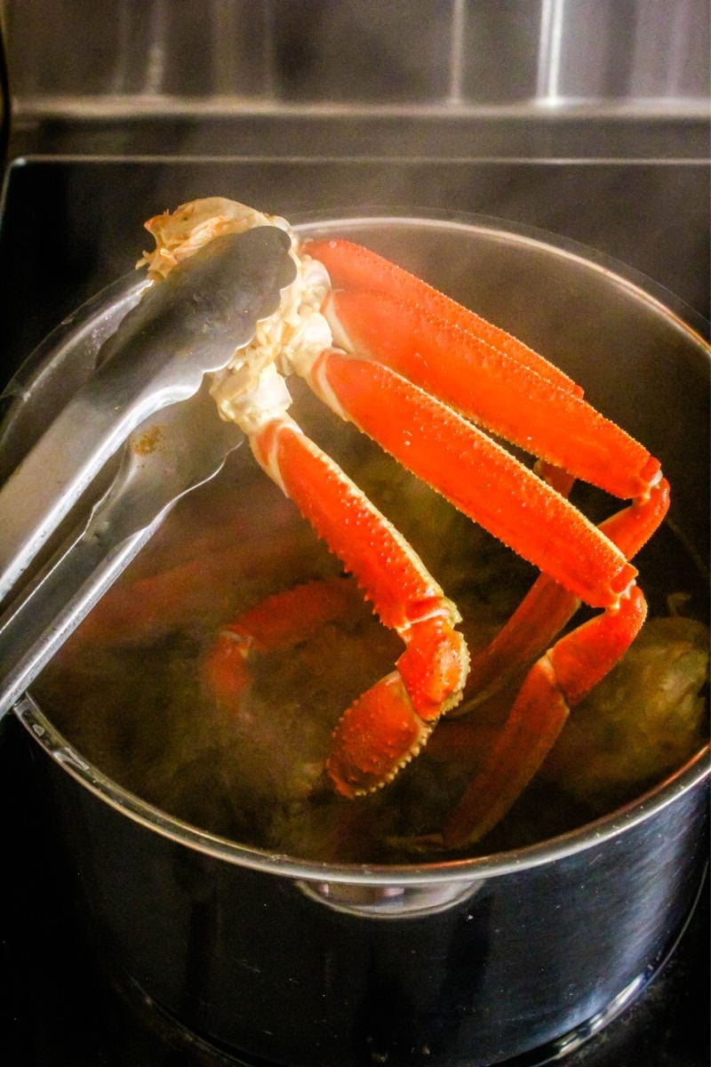 How do I know when crab legs are done boiling?