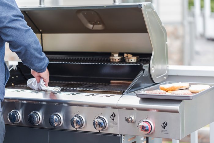 How do I know when my gas grill is ready?