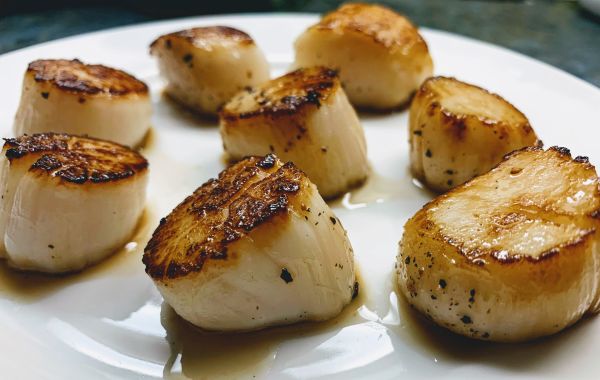 How do I thaw frozen scallops?