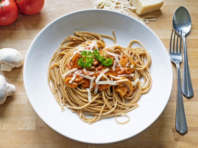 How do you add fresh herbs to spaghetti sauce?